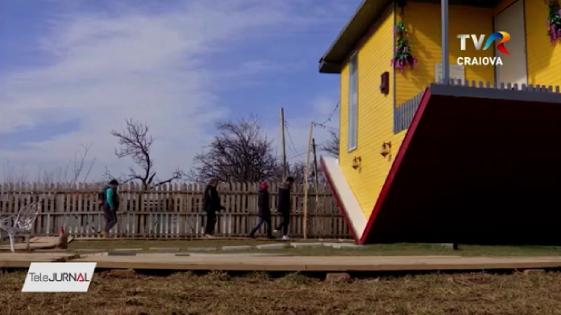 CĂSUȚA RĂSTURNATĂ, ATRACȚIE PENTRU TURIȘTI - Stiri - TVR Craiova