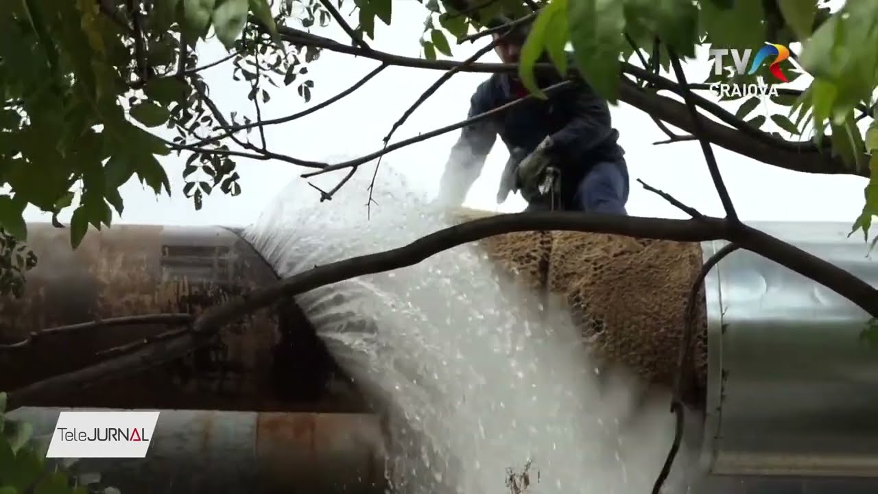 AVARIE LA MAGISTRALĂ DE APĂ DIN RÂMNICU VÂLCEA - Stiri - TVR Craiova